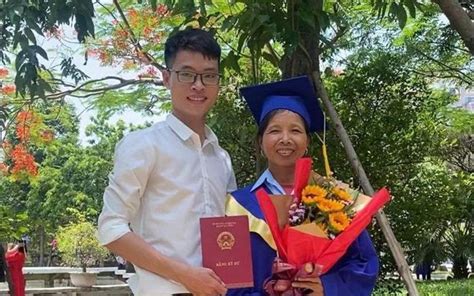 Câu chuyện xúc động phía sau video triệu view chàng trai mặc áo cử nhân