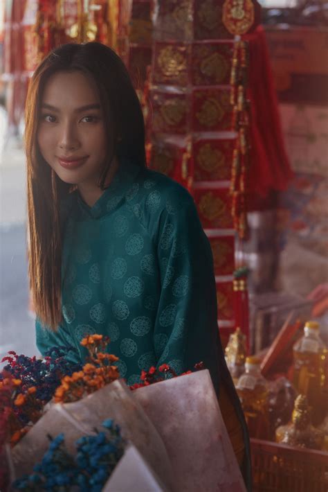 Cất đồ bộ Hoa hậu Thùy Tiên đẹp dịu dàng trong tà áo dài đón tết