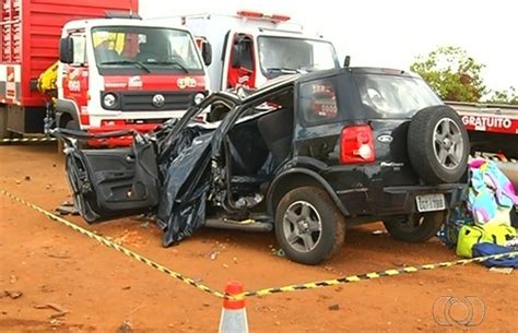 G1 Acidente entre carro e caminhão deixa três mortos na BR 050 em GO