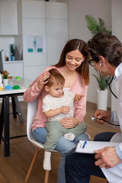 Jeune maman avec bambin chez le pédiatre pour une consultation Photo
