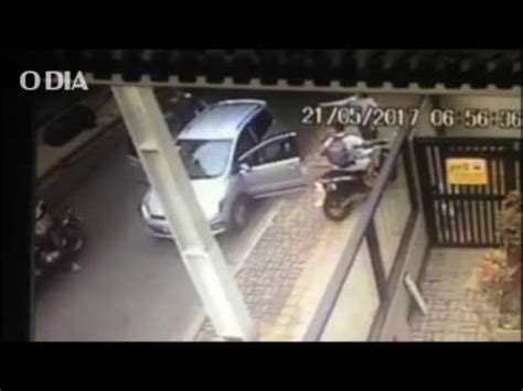 Homem tem o carro levado por assaltantes em Niterói YouTube