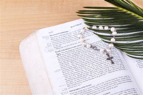 Rosario Católico Del Primer Con Crucifijo Y Gotas En La Sagrada Biblia