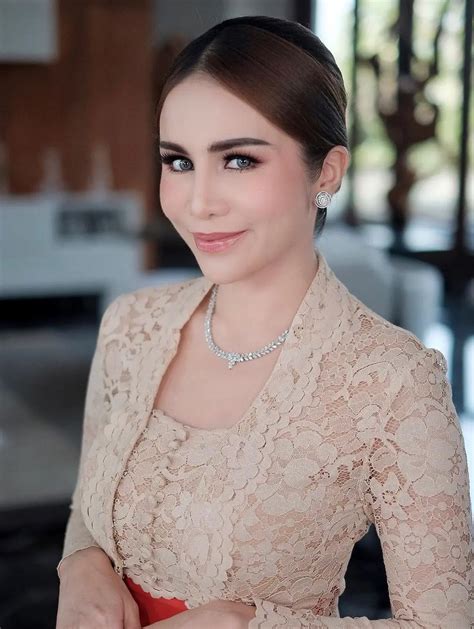 6 Potret Momo Geisha Berkebaya Hadiri Tedak Siten Keluarga Suami Makin
