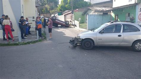 Carro capota em cruzamento do bairro Alvorada em Manaus sinalização de