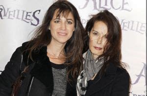 Charlotte Gainsbourg Sa Fille Alice Surprend Les Fesses En Avant Et