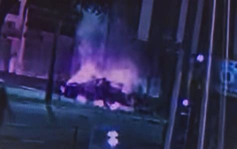 Vídeo Vídeo mostra momento que carro bate em árvore pega fogo e deixa