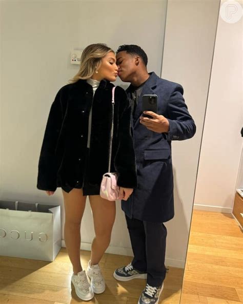 Casamento de Endrick e Gabriely Miranda modelo deixa costas nuas à