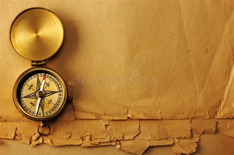 Compás De Cobre Amarillo Antiguo Sobre Viejo Fondo Imagen de archivo