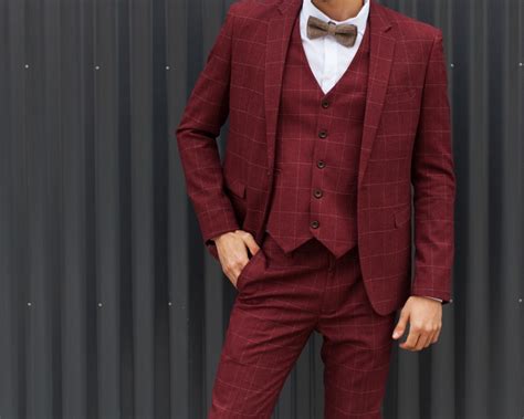 Comment Porter Le Costume Bordeaux Avec Style