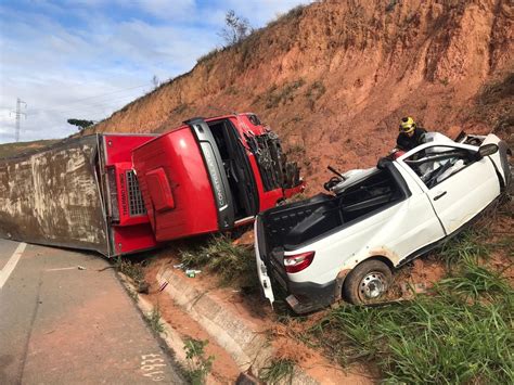 Motorista de carro morre após ser atingido por carreta na BR 381 em