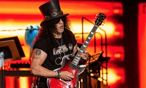 Slash confirma que Guns N Roses continuará lanzando nueva música