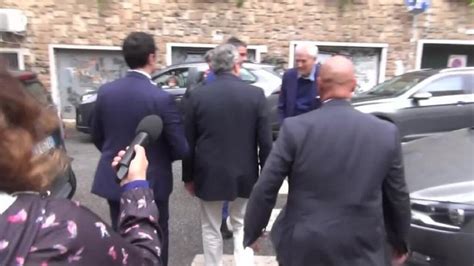 Elezioni 2022 Draghi Esce Dal Seggio Salutato Dagli Applausi YouTube