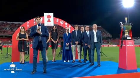 Marta Fascina Riappare In Pubblico Allo Stadio Il Bacio Di Pier Silvio