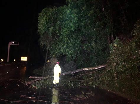 Trânsito na pista de descida da Serra das Araras em Piraí é