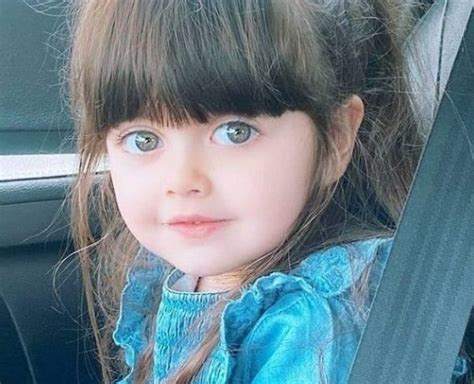 Cette enfant a conquis tous les cœurs avec ses yeux