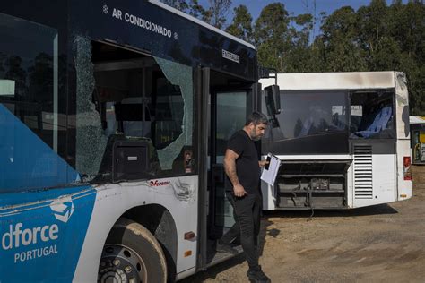 Autocarros Da Unir Vidros Partidos Quase Todos Os Dias