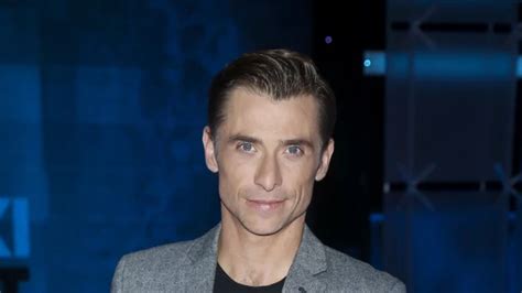 Bartosz Gajda gra w kapeli Były członek Kabaretu Łowcy B klawiszowcem
