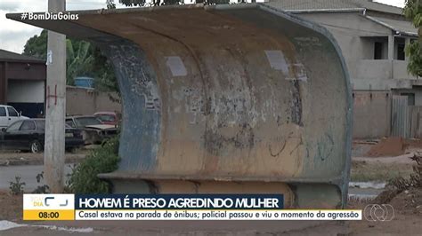 Vídeo Homem é preso após ser flagrado agredindo a mulher em ponto de