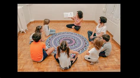Enseña meditación a través del yoga a los más pequeños de la casa MUI