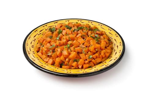 Plato tradicional con ensalada de zanahoria marroquí sobre fondo blanco