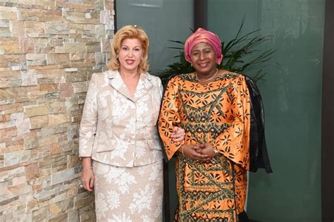 La Première Dame Madame Dominique Ouattara échange avec une délégation