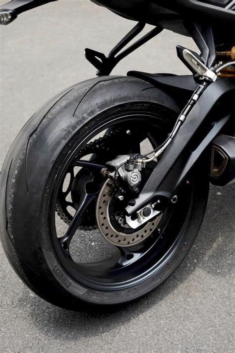 Mô tô phân khối lớn naked bike Triumph Street Triple RS 765 2023 về