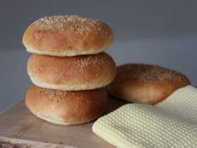 Hjemmebagte burgerboller Nem og lækker opskrift på burgerbrød