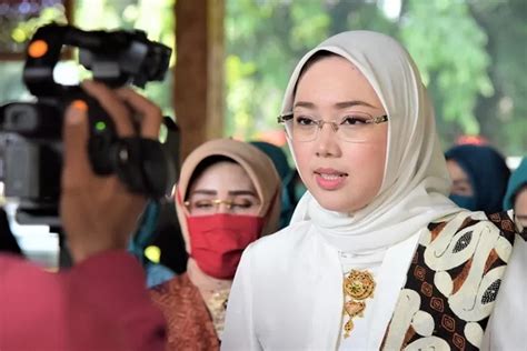 Profil Singkat Anne Ratna Mustika Janda Cantik Dedi Mulyadi Yang Resmi