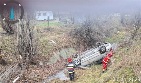 O tânără de 19 ani a scăpat ca prin minune după ce s a răsturnat cu