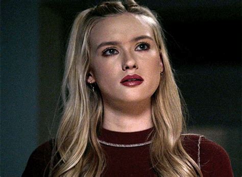Taylor Lilynin Yaralarını Sarmıştı Ve Lily Taylorın Bunu Bilmesini Hayrankurgu Hayran