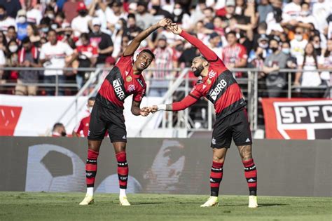 Flamengo esmaga o São Paulo diante de 47 8 mil torcedores