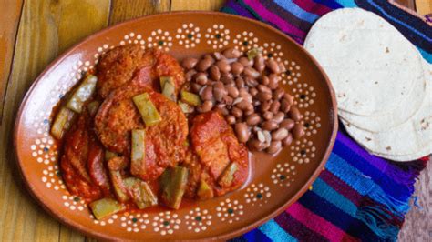 Tortitas de camarón con nopales en salsa roja de chile guajillo receta