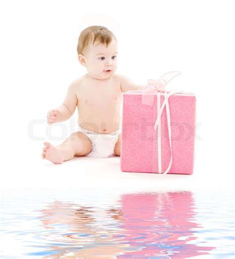 billede af baby dreng i ble med store gaveæske Stock foto Colourbox