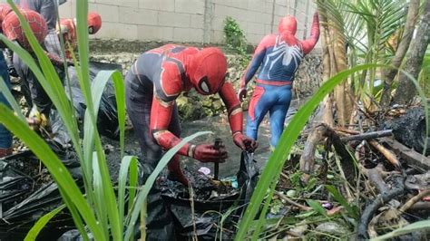 Keren Di Parepare Ada Spiderman Yang Bersihkan Sungai Daerah Rawan