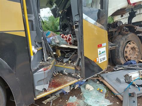 Colisão entre ônibus e carreta deixa três mortos na BR 364 em Rondônia
