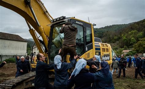 Un militant écologiste plaqué au sol par une religieuse Versailles