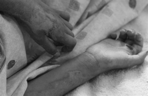 Explosión de barril con pólvora provoca la muerte de un niño y