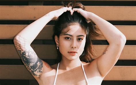 Awkarin Pose Hot Pakai Bikini Putih Pamer Perut Gembil Sebelum Sedot Lemak Okezone Lifestyle