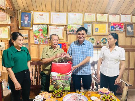 Lãnh đạo huyện Vị Xuyên thăm hỏi tặng quà nhân ngày thương binh liệt sỹ