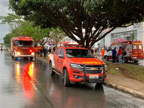 Motociclista morre após atropelar pedestre e colidir contra carro