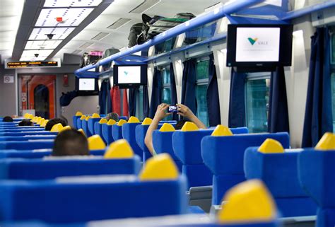 Trem De Passageiros Da Vale Exibe Filmes Produzidos Por Moradores