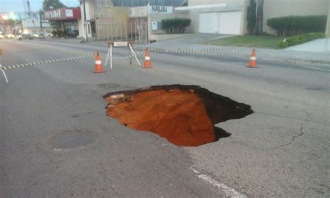 Asfalto Cede E Abre Cratera Na Zona Sul De Natal Rio Grande Do Norte G1