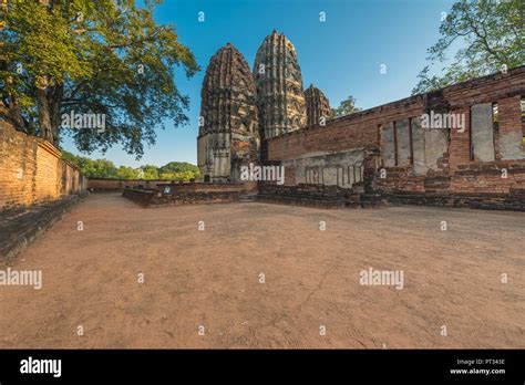 El antiguo templo de Wat Si Sawai el Parque Histórico de Sukhothai uno