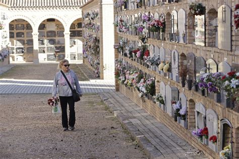Día de Todos los Santos en el cementerio de Zaragoza