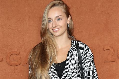 Avec Ses Cheveux XXL Et Sa Coloration Blonde Emma Smet Nous Donne Des