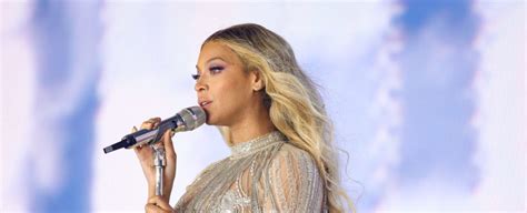 Beyonce S Skin Tight Corset Look Is So Clueless But It S Not A