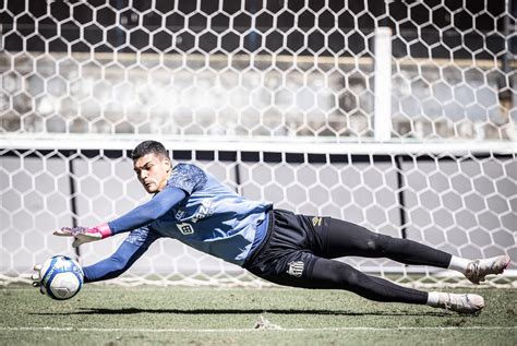 V Deo Goleiro Do Santos Projeta Estreia E Duelo Contra O Botafogo Sp