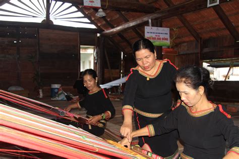 Đặc sắc trang phục truyền thống của người Ê Đê