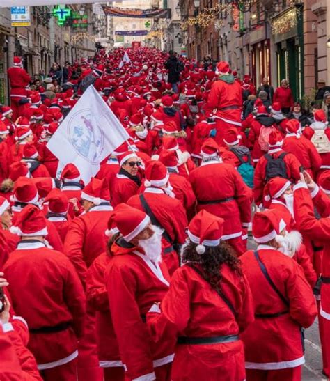 A Genova Torna La Camminata Dei Babbi Natale A Favore Del Gaslini