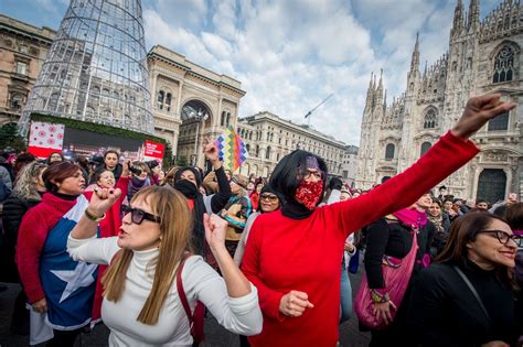 Piazza Duomo Flash Mob Contro La Violenza Sulle Donne Corriere It